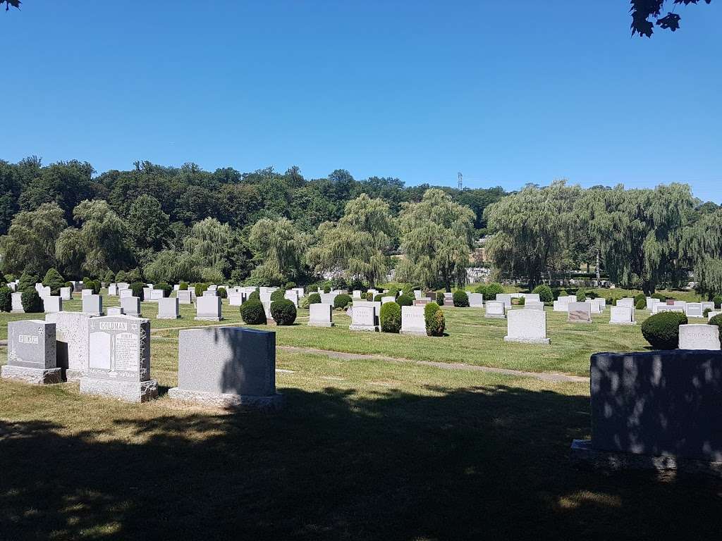 Garden Apartments Tamu: Sharon Gardens Cemetery Valhalla New York